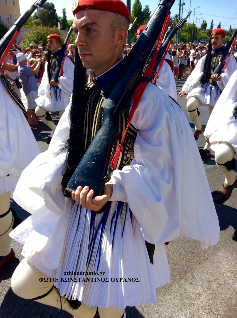 Η Ευζωνική στολή - Αθηνοδρόμιο