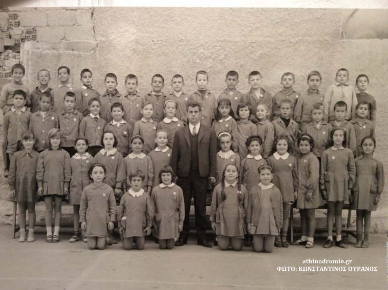 Η παλιά μπλε σχολική ποδιά - Αθηνοδρόμιο